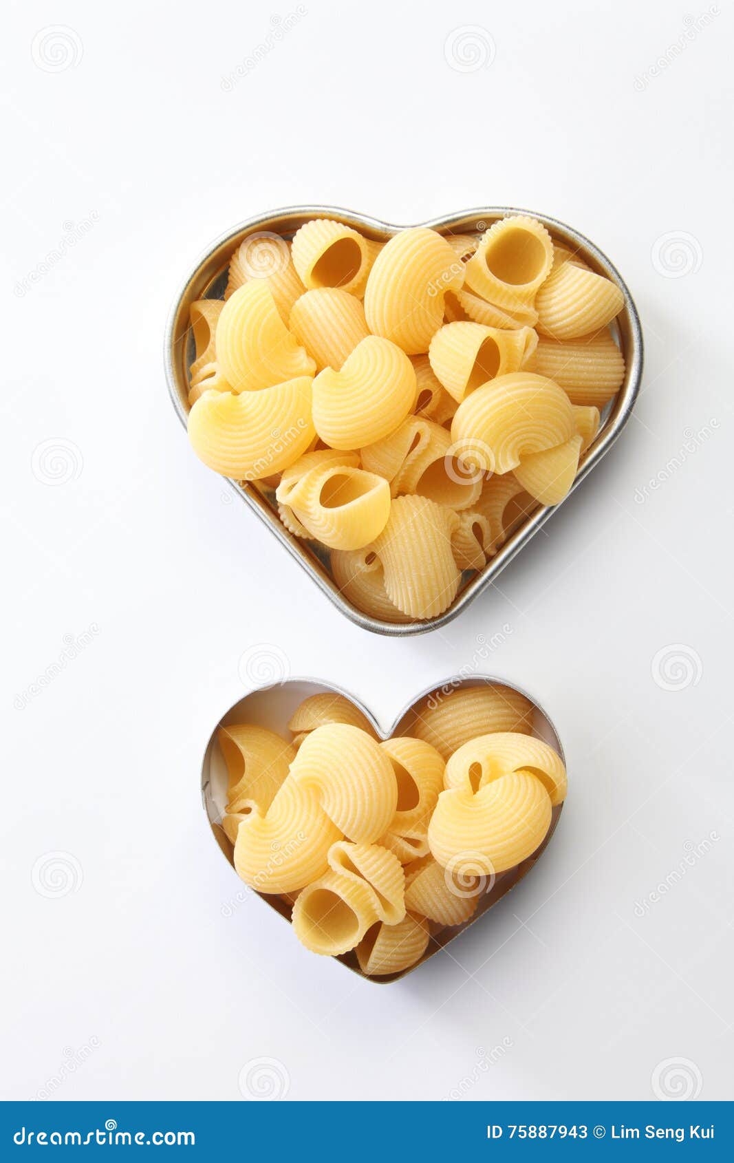 Gomiti rigati stock image. Image of healthy, container - 75887943