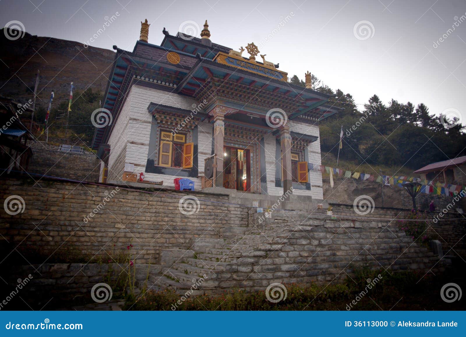 Gompa Y Monasterio Budistas En El Nepal Foto de archivo - Imagen de ...