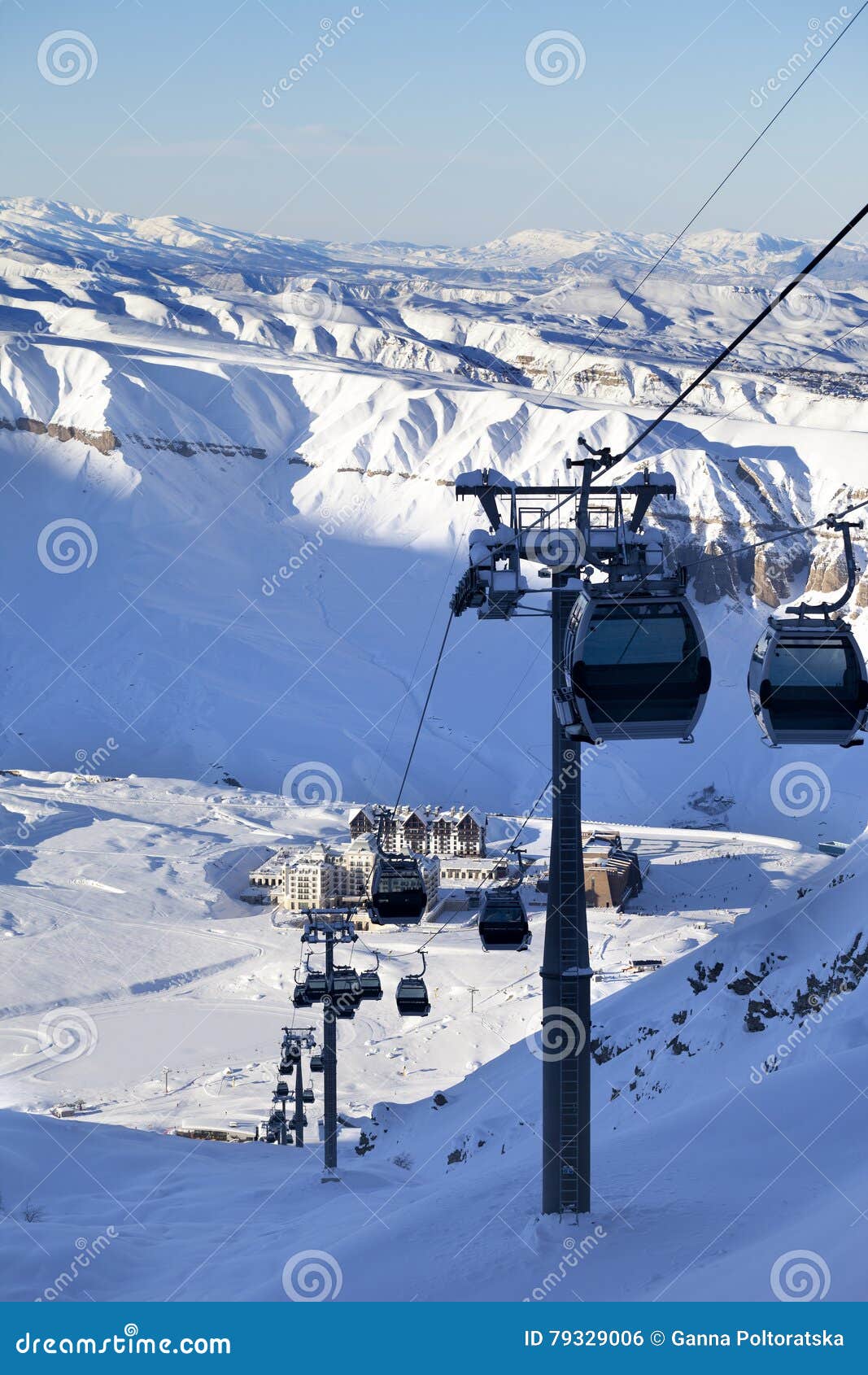 Gondellift Bij De Skitoevlucht Bij Zonavond Stock Foto - Image of ...