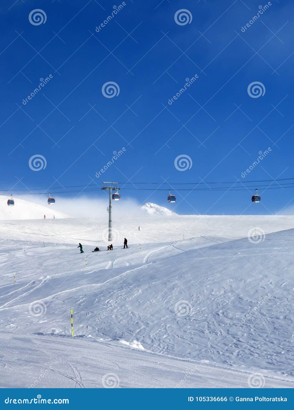 Gondellift En Sneeuwskihelling in Mist Stock Foto - Image of extreem ...
