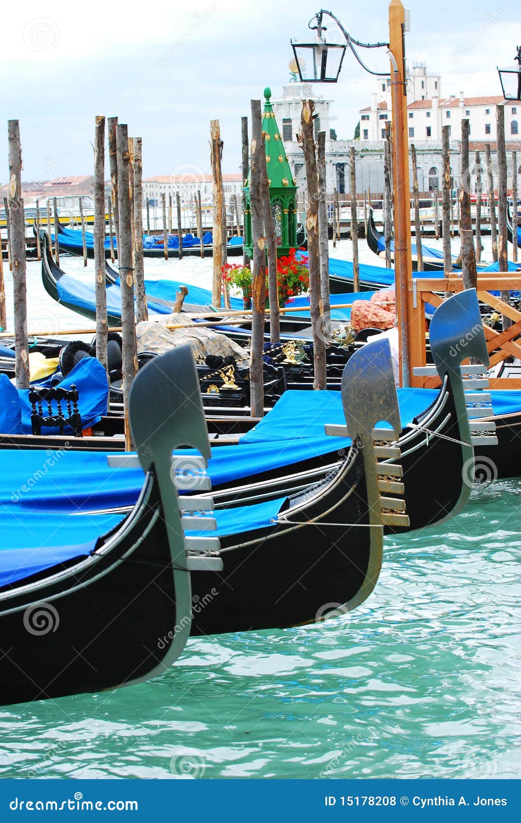 Gondeln Venedig stockfoto. Bild von boot, kanal, fahrt - 15178208