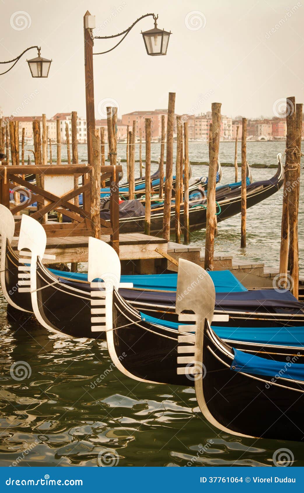 Gondole de Venise photo stock. Image du romantique, gondoles - 37761064