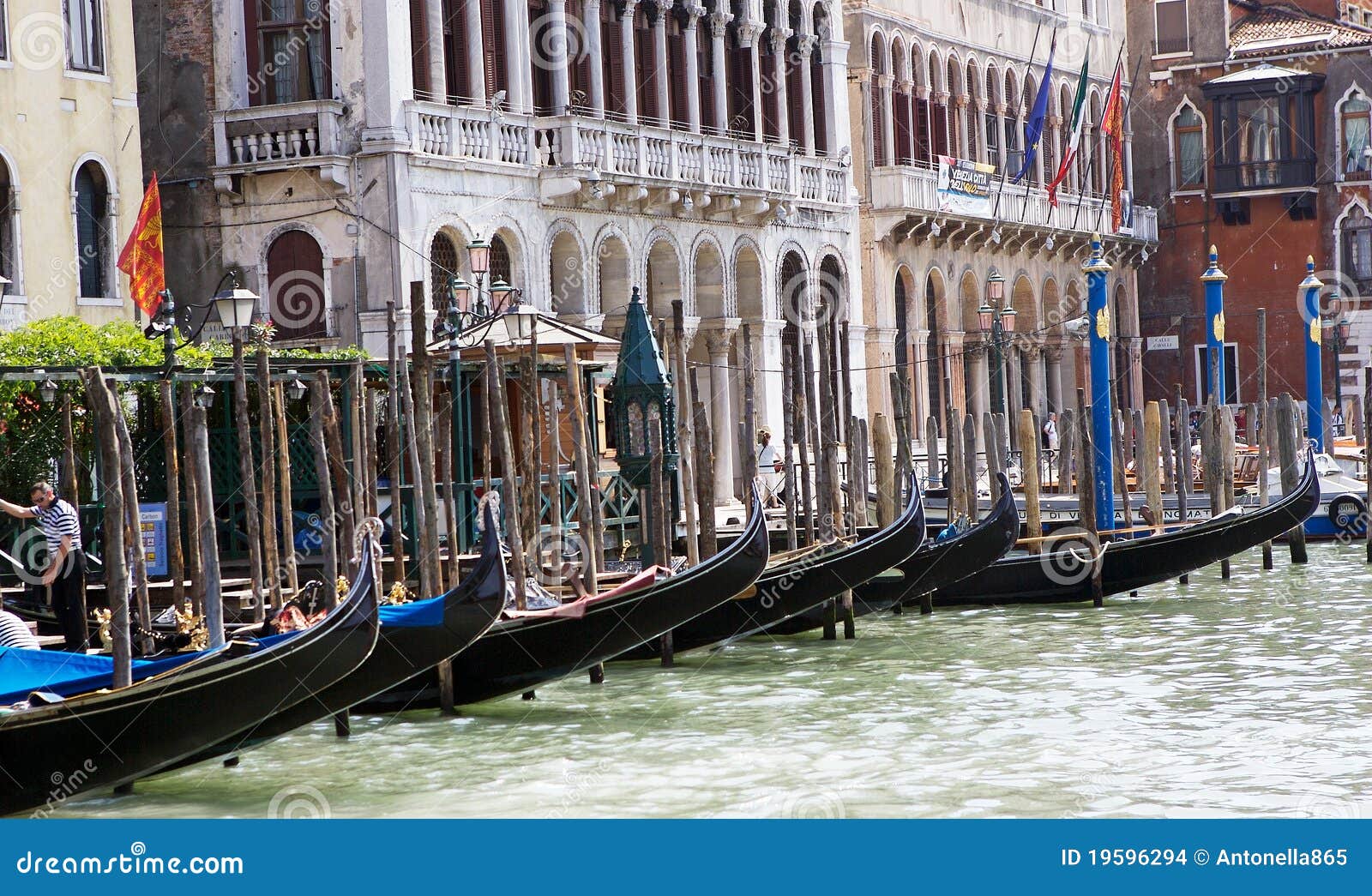 Gondole in Venice editorial stock image. Image of lagoon - 19596294