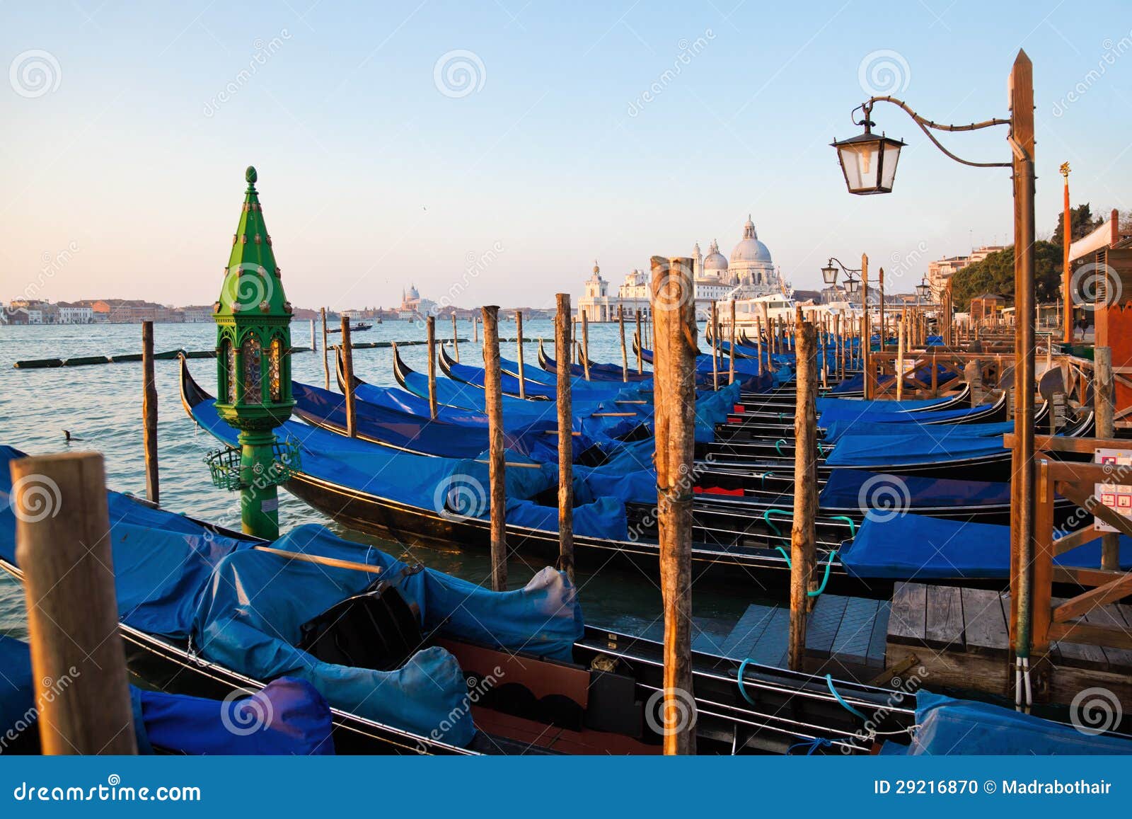 Gondoler av Venedig arkivfoto. Bild av buntar, stad, brygga - 29216870