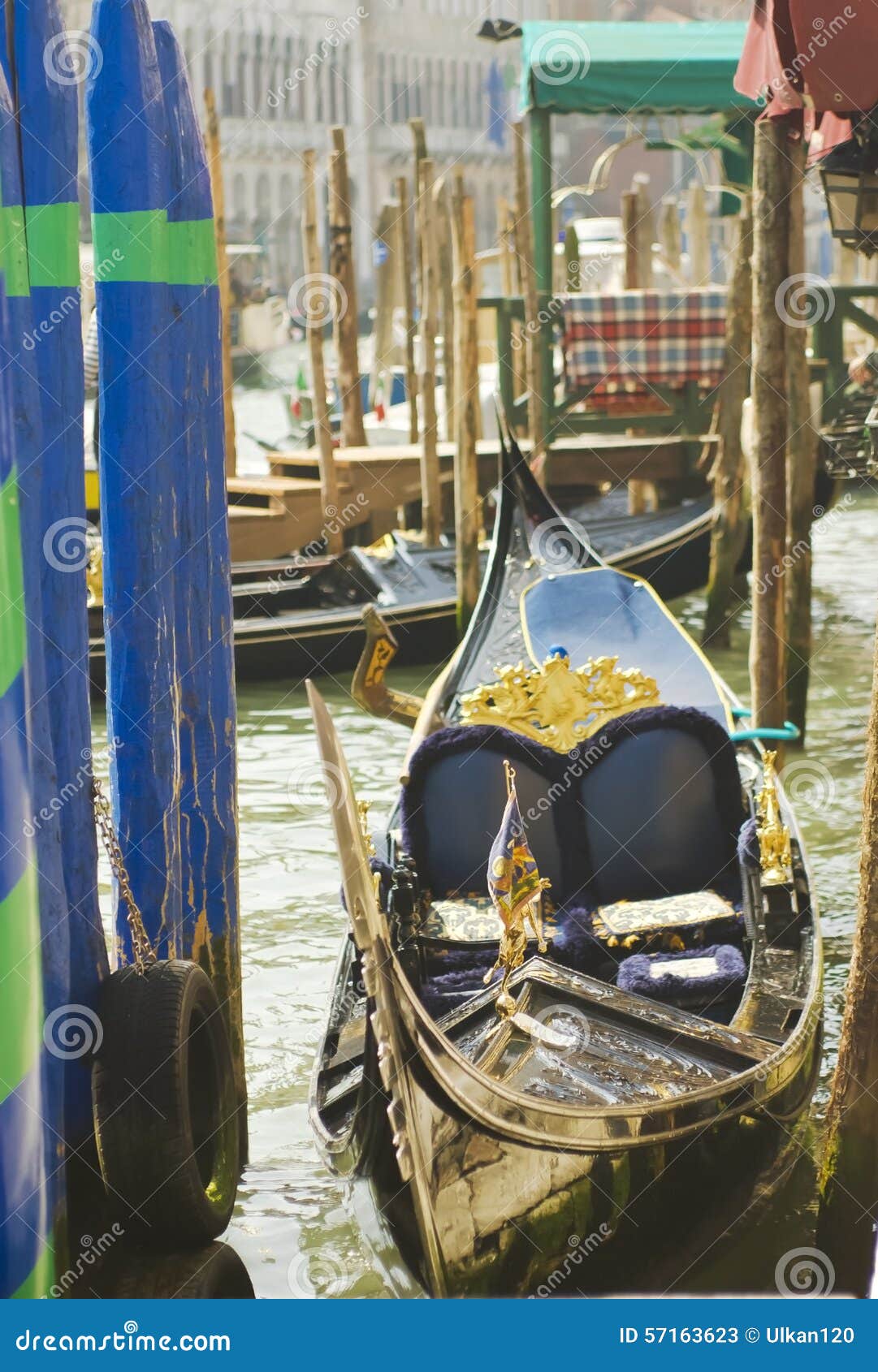 Gondoler italy venice fotografering för bildbyråer. Bild av tecken ...