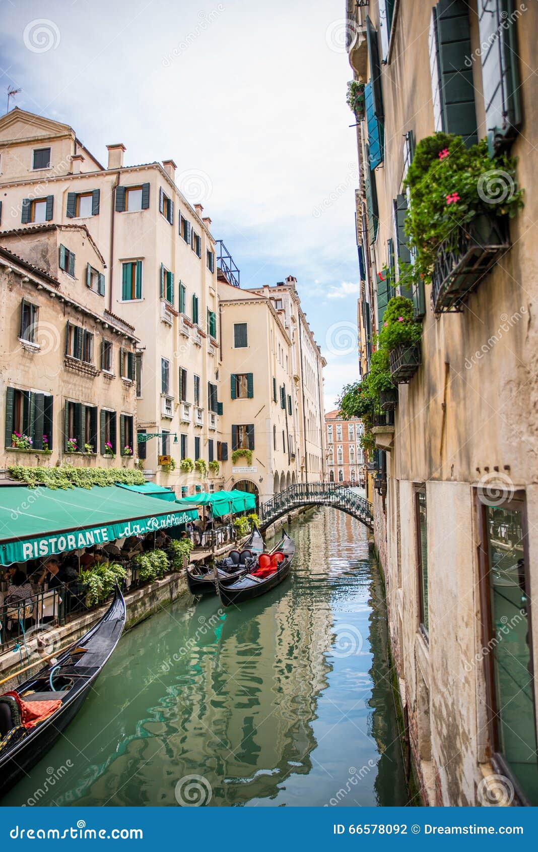 Gondoler italy venice redaktionell arkivbild. Bild av stad - 66578092