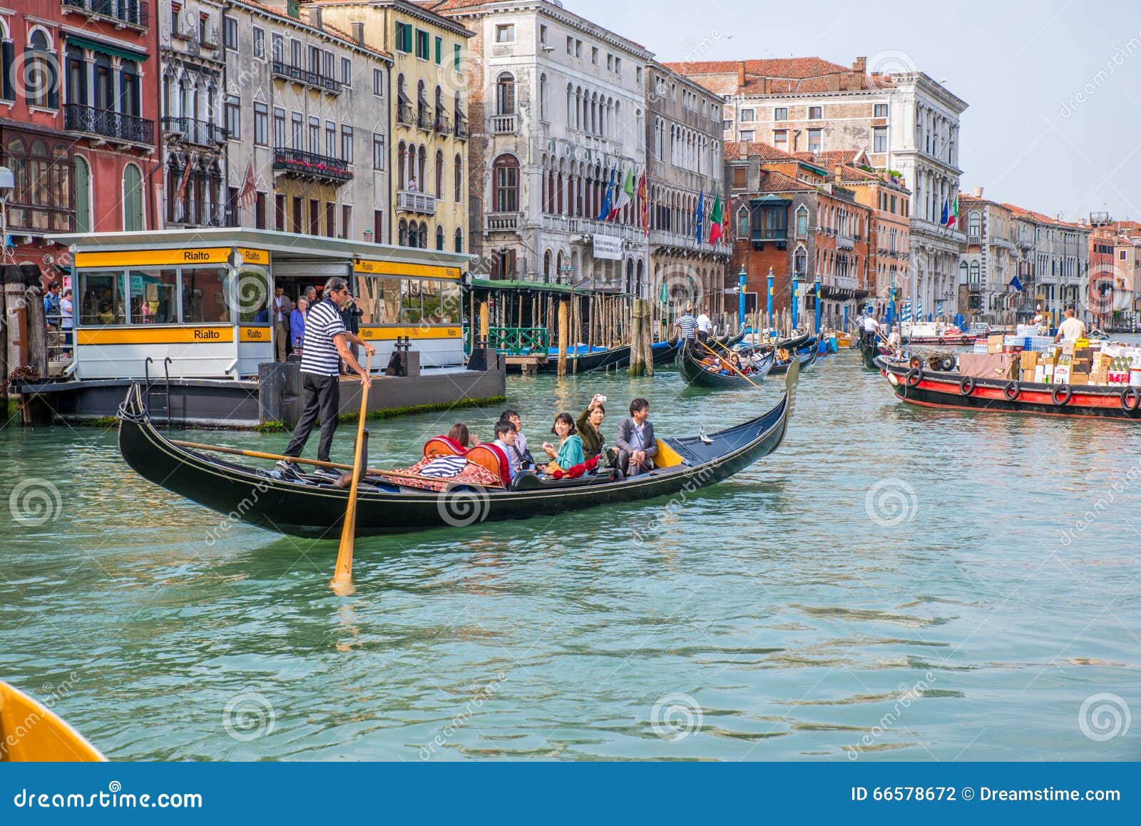 Gondoler italy venice redaktionell arkivbild. Bild av shoppa - 66578672