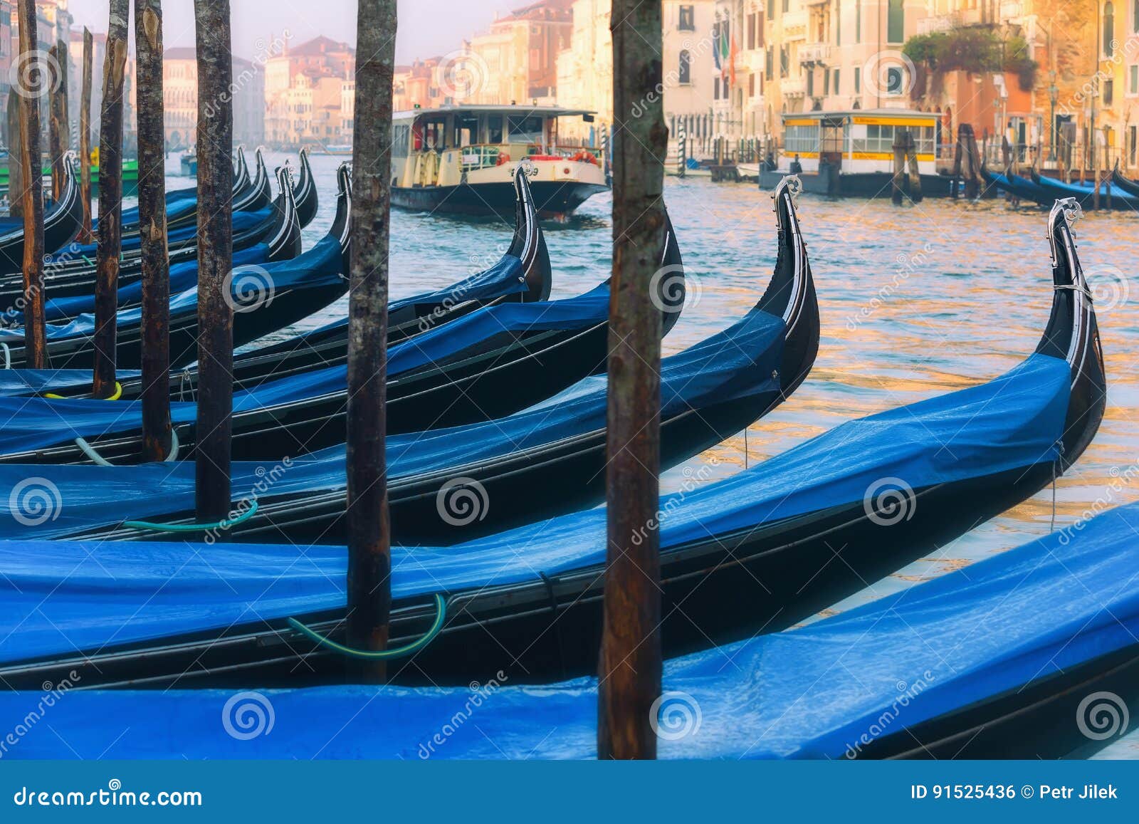 Gondoler venice arkivfoto. Bild av storslagen, bygger - 91525436