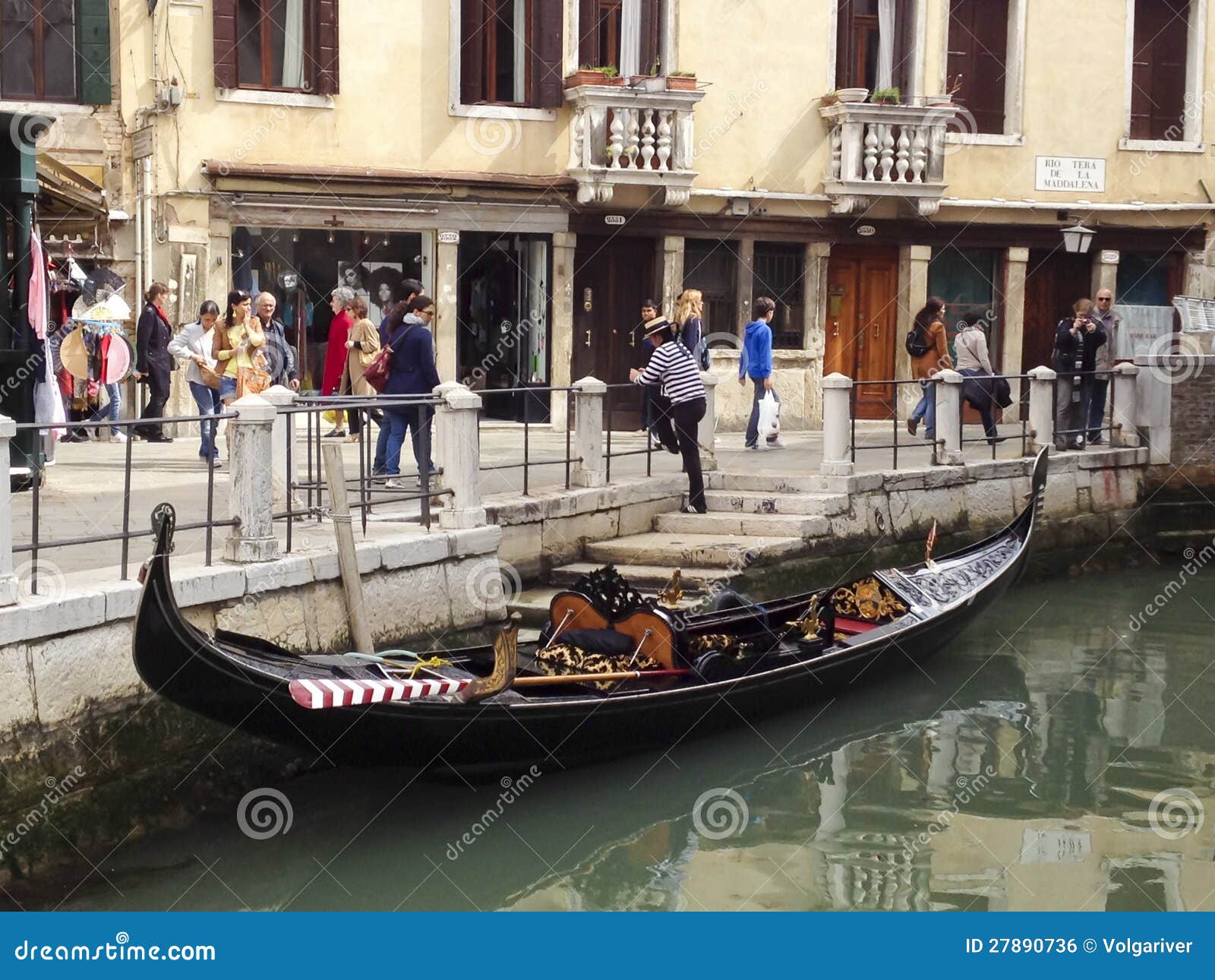 Gondolier in Venice, Italy editorial photo. Image of house - 27890736