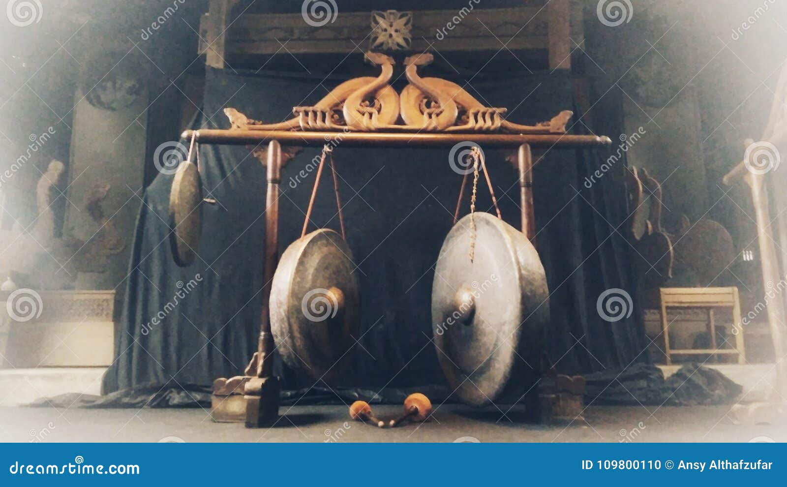 Gongo foto de stock. Imagem de instrumento, gongo - 109800110