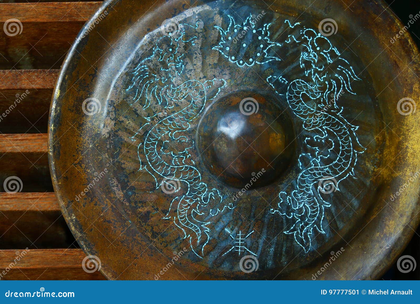 Gongo antiguo imagen de archivo. Imagen de gongo, zambullidores - 97777501