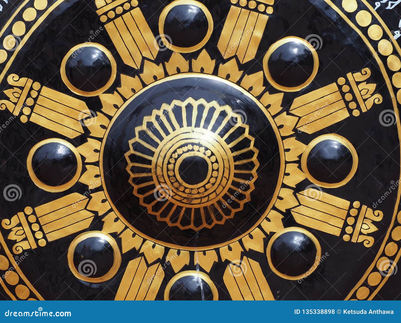 Gongo grande no templo foto de stock. Imagem de oriental - 135338898