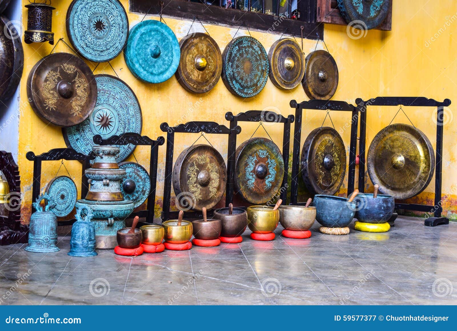 Gongo Vietname em Hoi an imagem de stock. Imagem de povos - 59577377