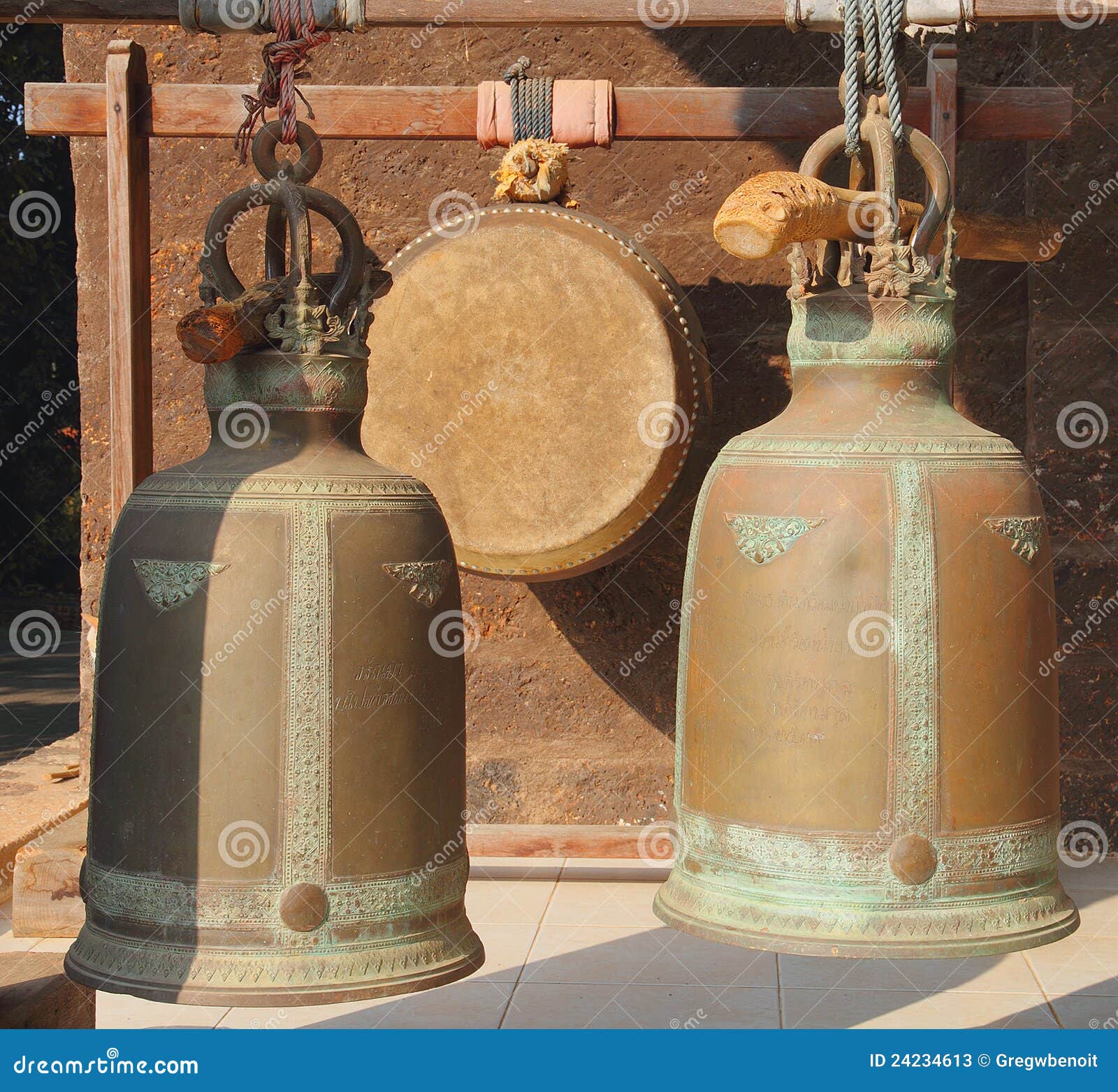 Gongos antiguos imagen de archivo. Imagen de viejo, herencia - 24234613