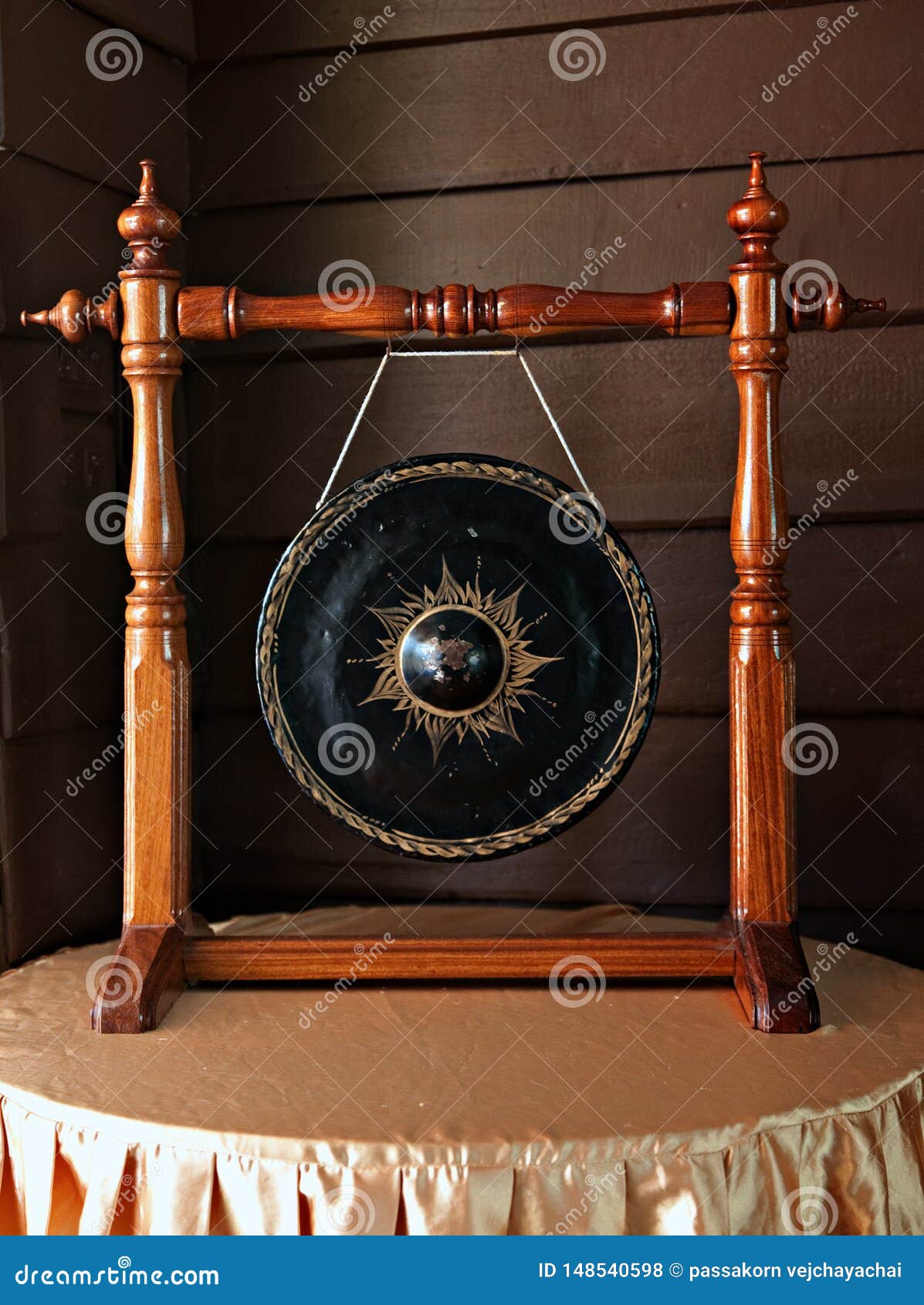 Gongos Antiguos En Casas Pasadas De Moda Foto de archivo - Imagen de ...