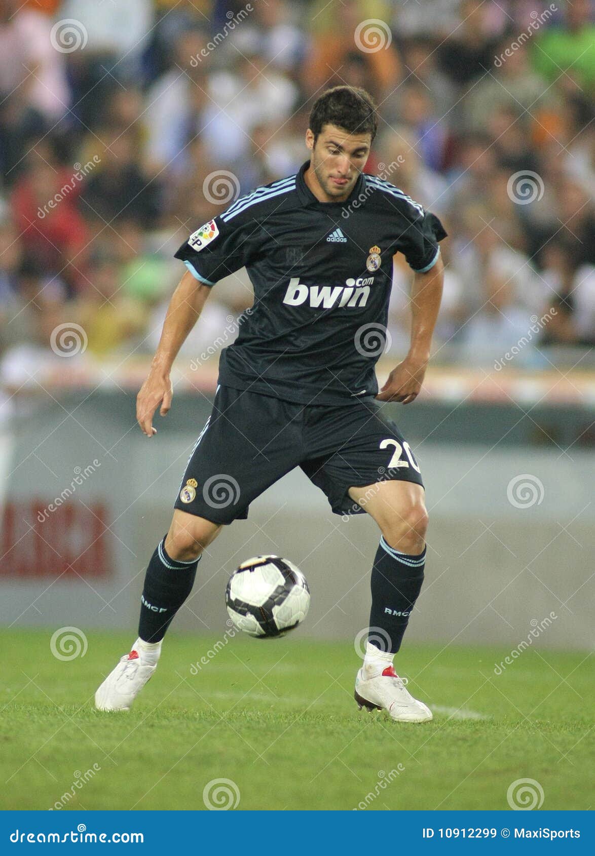 Gonzalo Higuain in action editorial stock image. Image of real - 10912299
