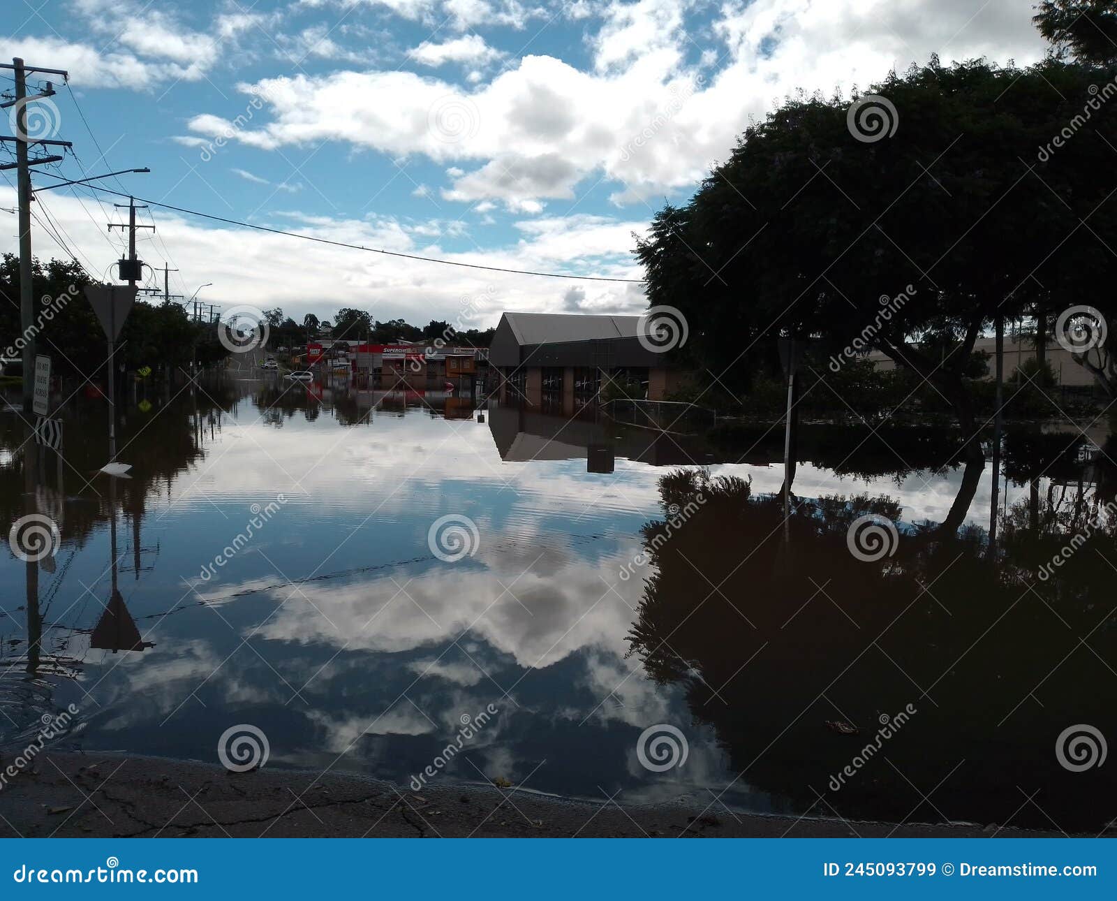 Goodna Floods February 2022 Editorial Stock Image - Image of lake, dusk ...
