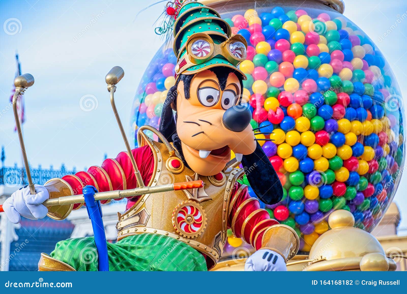 Goofy in the Christmastime Parade Editorial Photography - Image of ...