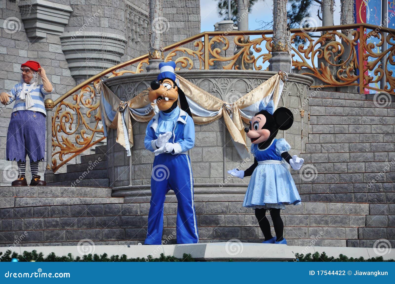 Goofy and Minnie Mouse in Disney World Editorial Photography - Image of ...