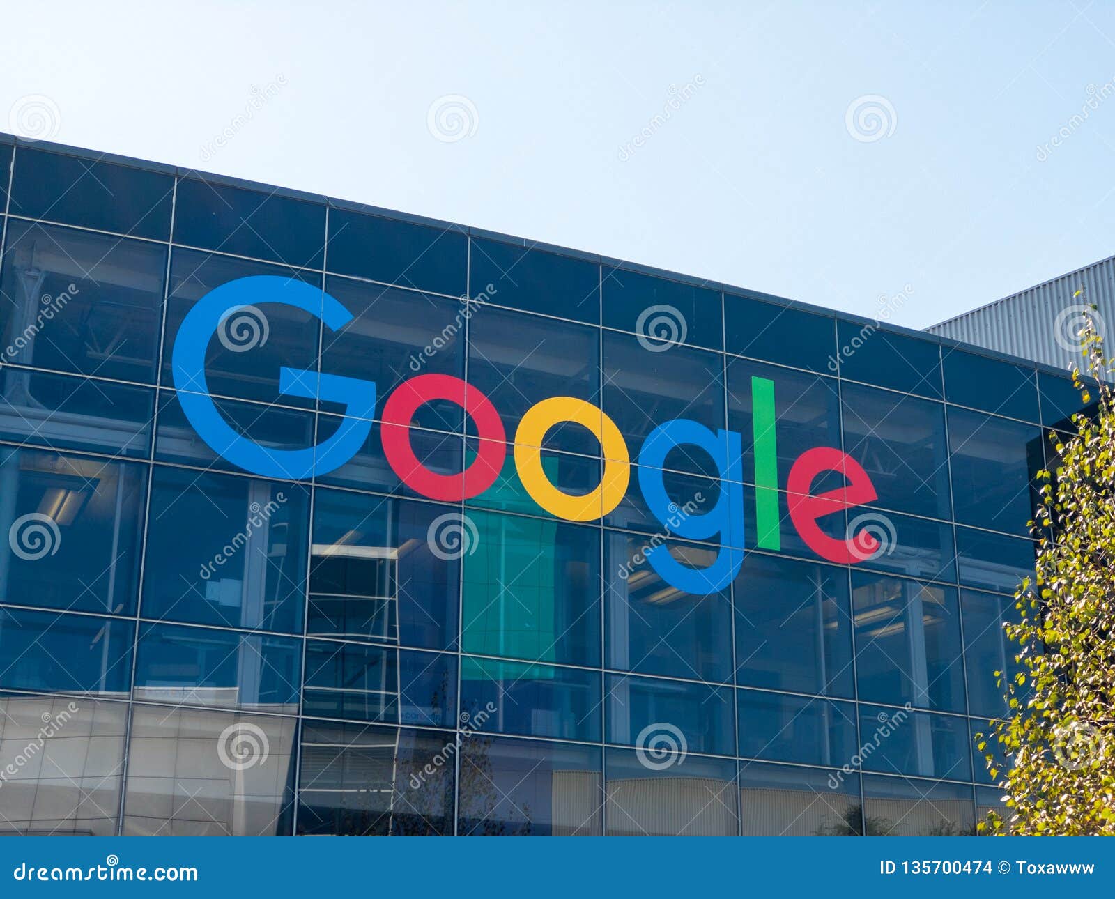 Google-embleem Op Googleplex-hoofdkwartier Hoofdkantoor Redactionele ...