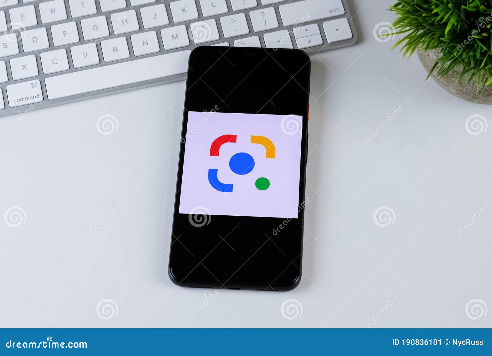 Google Lens App Logo on a Smartphone Screen. Editorial Photo - Image of ...