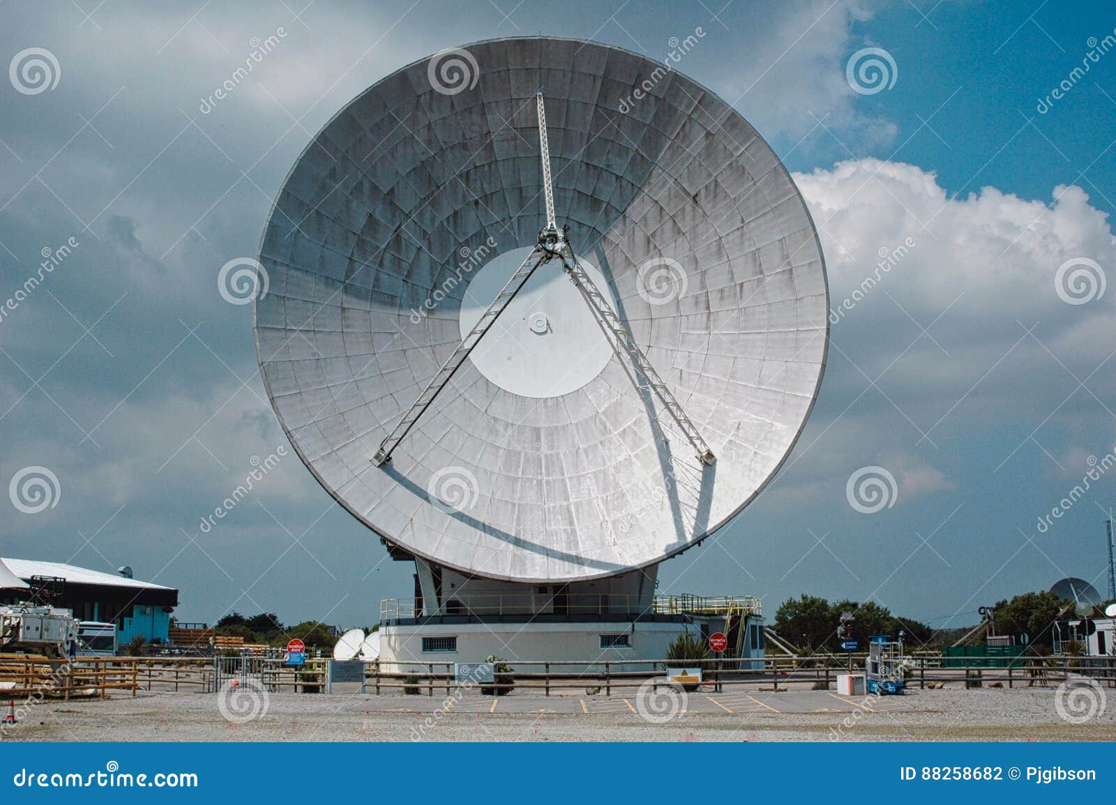 Goonhilly Satellite Dish Arthur Editorial Photography - Image of closed ...