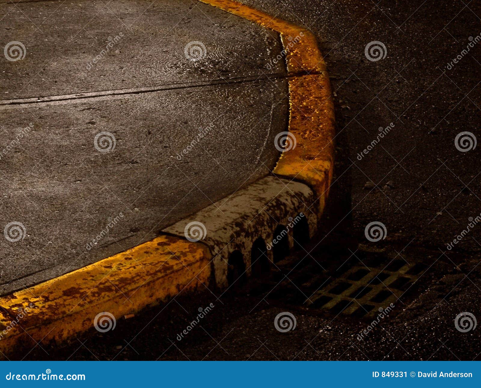 Goot stock afbeelding. Image of geel, laat, riolering, donker - 849331