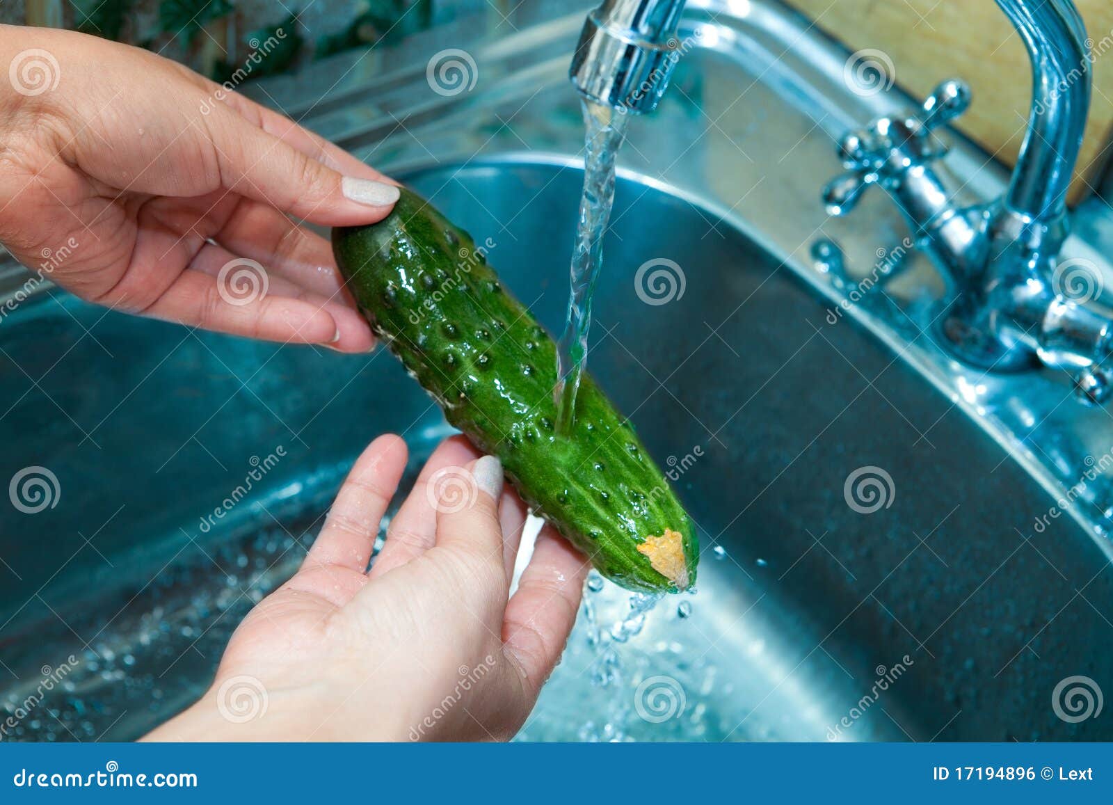 Gootsteen Van Groenten in Zuiver Water Stock Foto - Image of voedsel ...