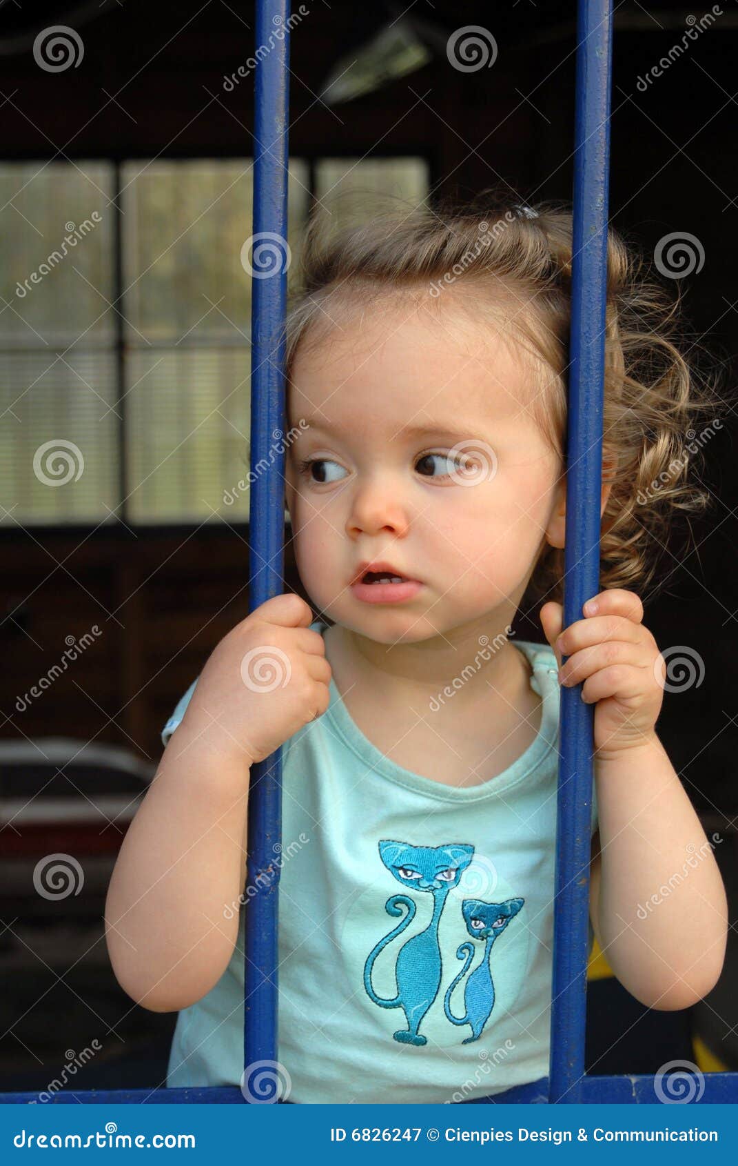 Gosse image stock. Image du protection, arrêter, barres - 6826247