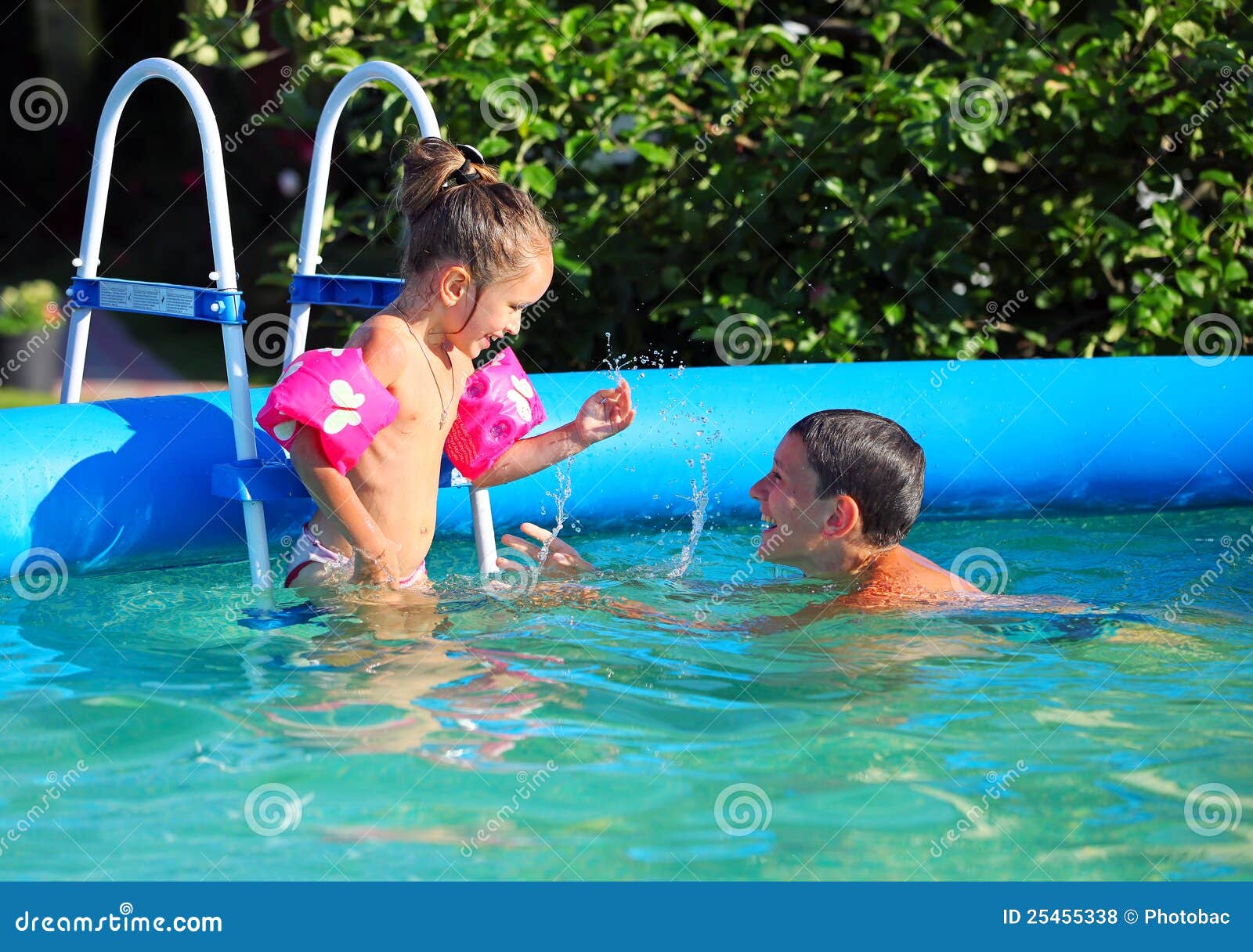 Gosses Ayant Lamusement Dans La Piscine Photo Stock Image Du Rire