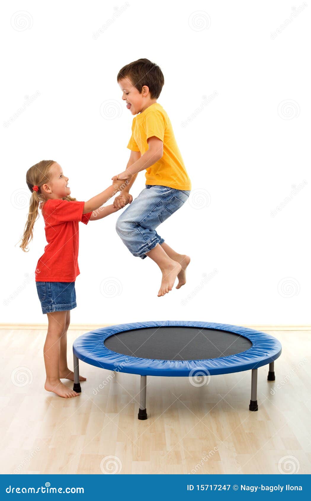 Gosses Ayant L'amusement Sur Un Tremplin Image stock - Image du loisirs ...