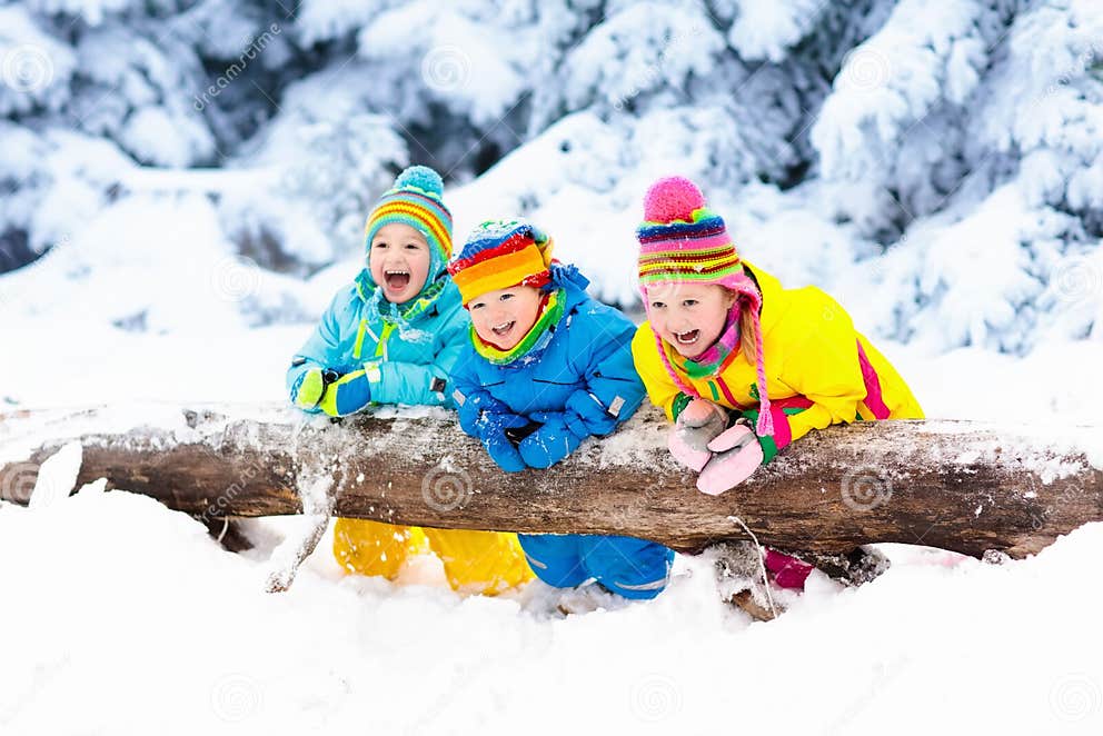 Gosses Jouant Dans La Neige Jeu D'enfants Dehors En Chutes De Neige D ... Gosses Jouant Dans La Neige Jeu D'enfants Dehors En Chutes De Neige D ...
