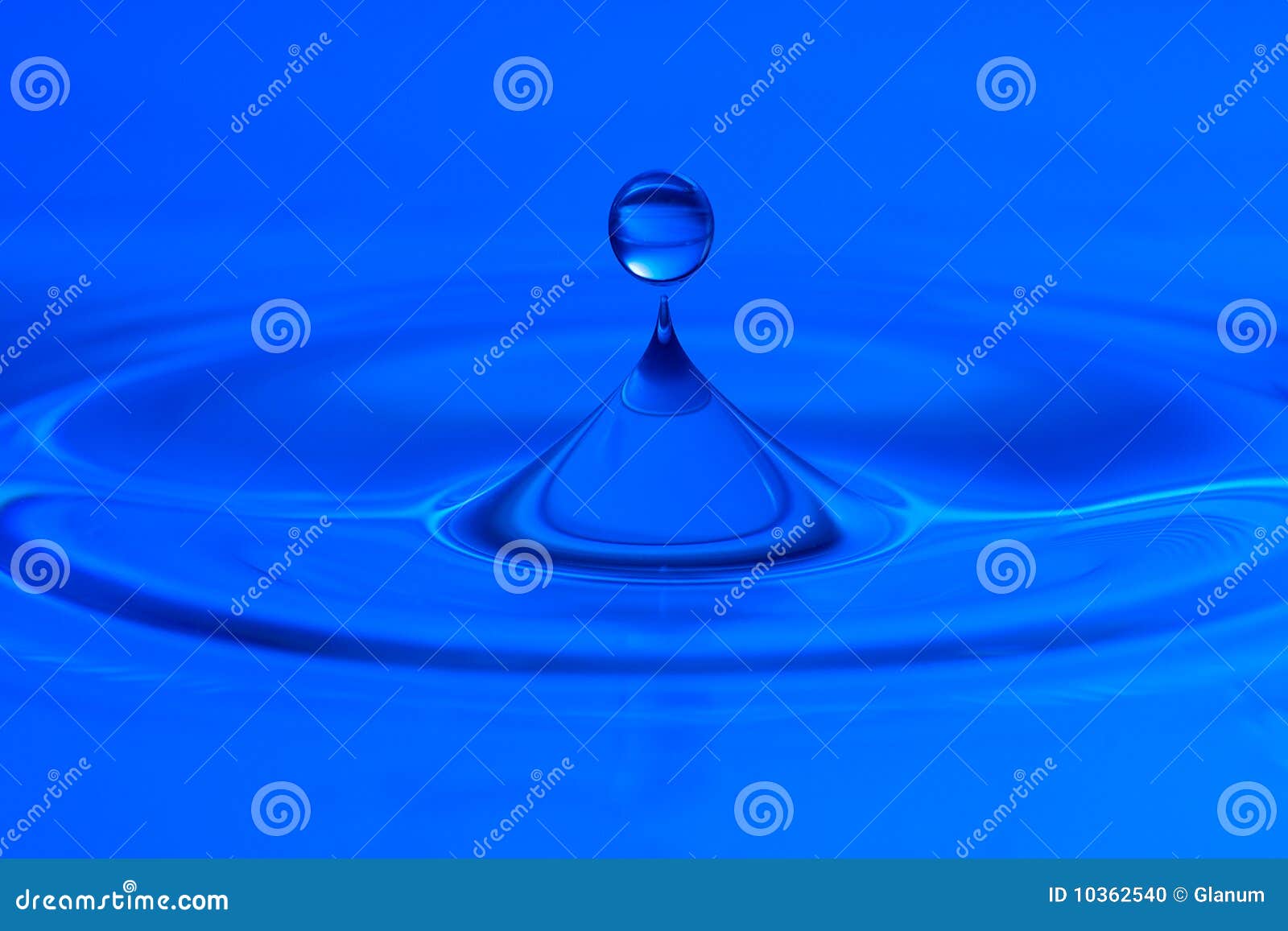 Gota del agua azul foto de archivo. Imagen de salud, belleza - 10362540