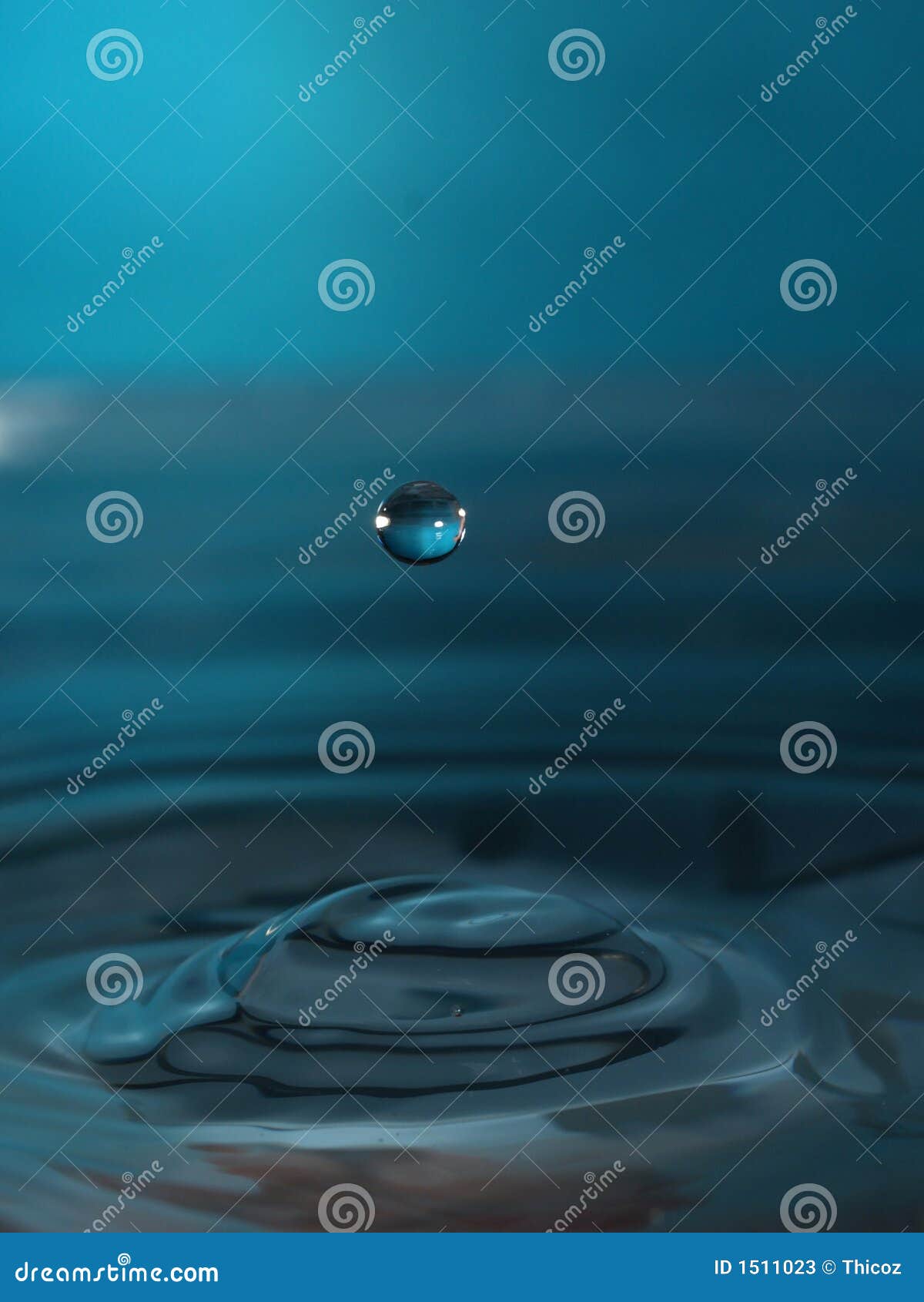 Gota del agua en azul imagen de archivo. Imagen de gotita - 1511023