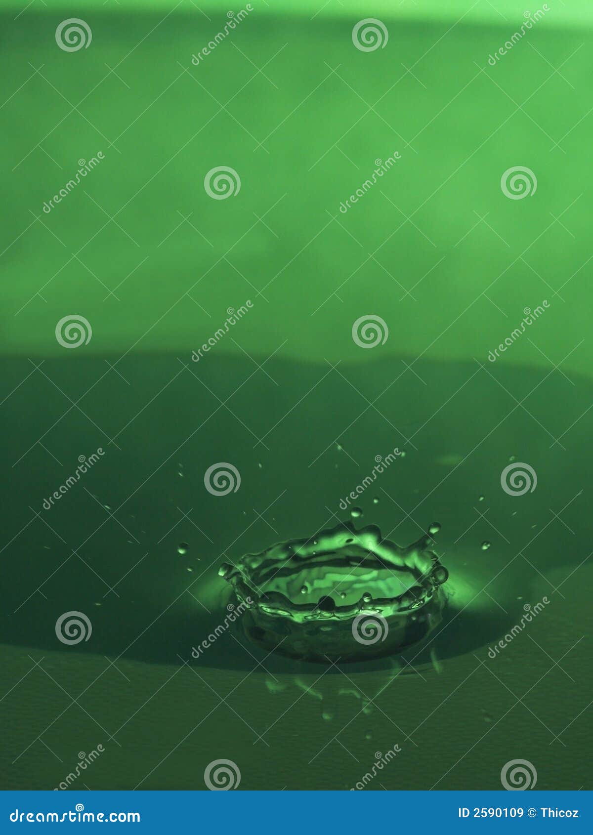 Gota del agua en verde imagen de archivo. Imagen de fresco - 2590109