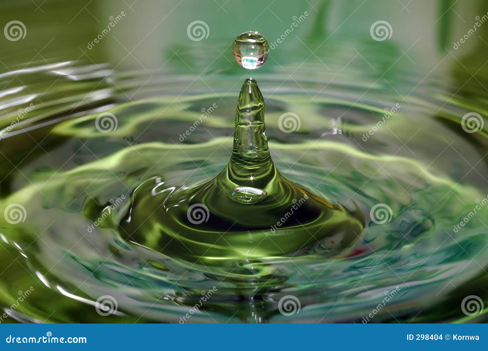 Gota verde foto de archivo. Imagen de reflejo, agua, soda - 298404