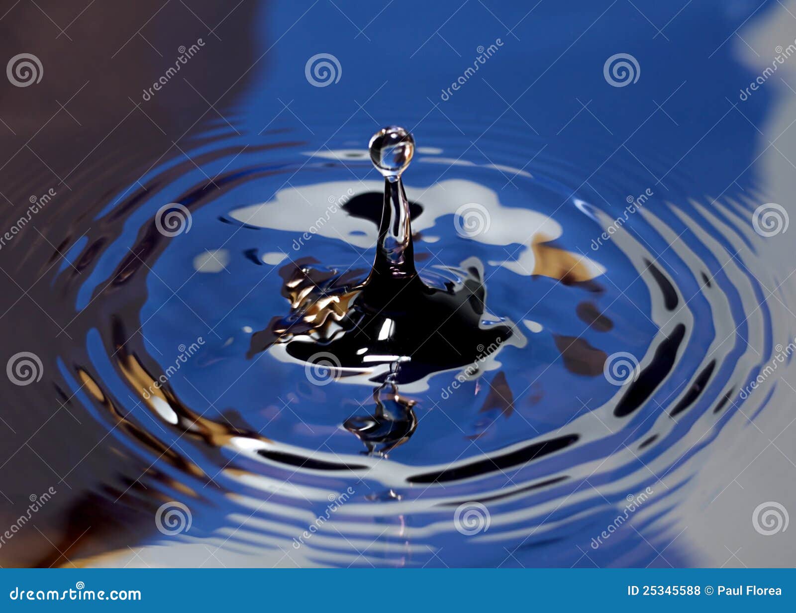 Gotas Del Agua Con Color Abstracto Foto de archivo - Imagen de color ...