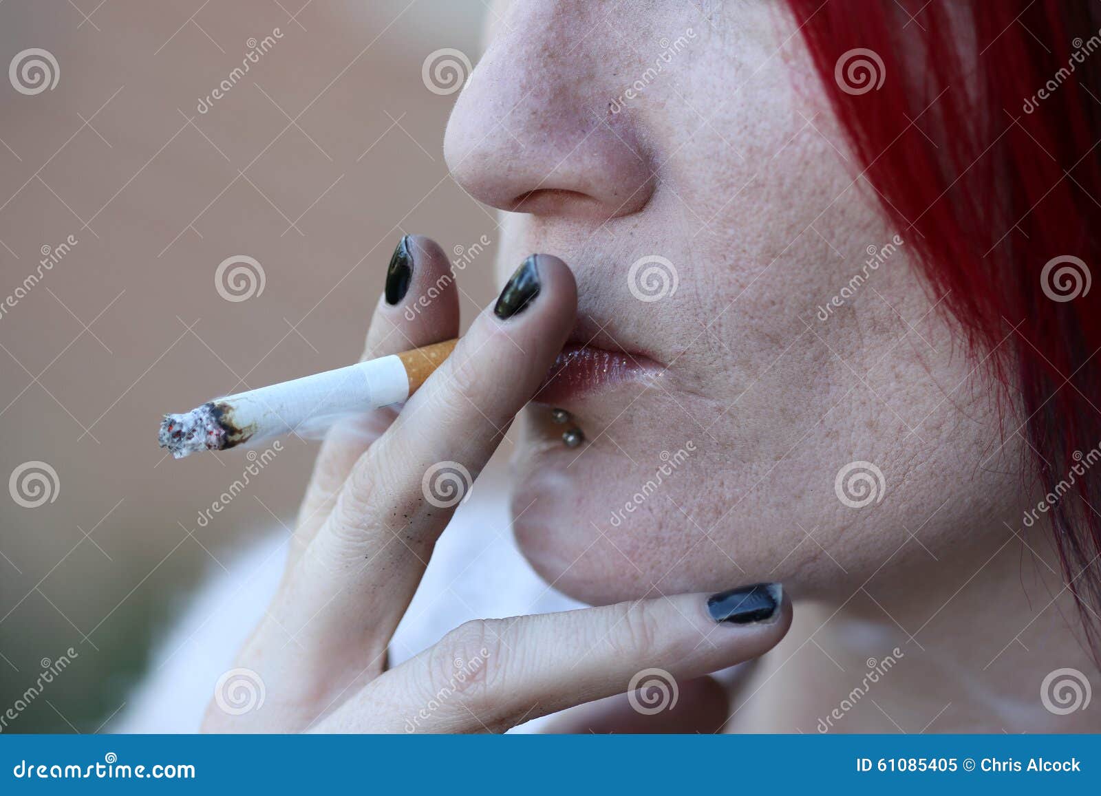 Goth Punk Emo Girl Smoking Una Sigaretta Immagine Stock - Immagine di ...