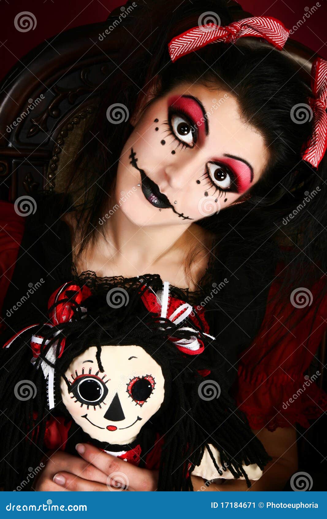 Goth Puppe-Kostüm-Frau stockbild. Bild von stufe, auszug - 17184671