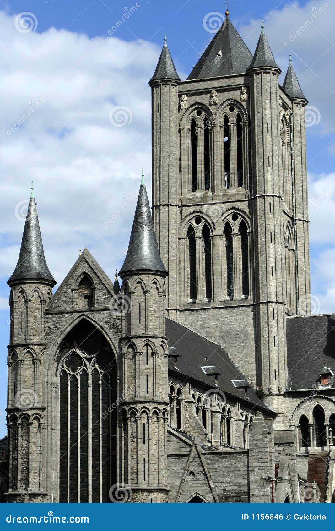 Gotische Kirche stockfoto. Bild von kirchen, helme, schongebiete - 1156846