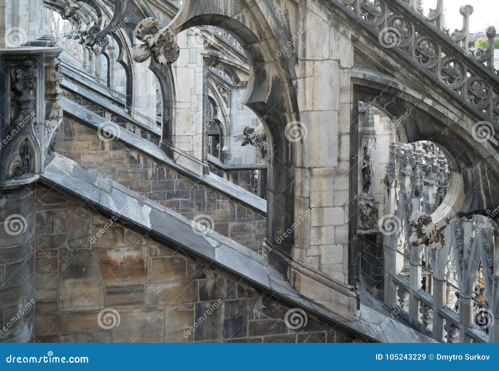 Gotisches Dach Von Milan Cathedral Stockbild - Bild von bestimmt ...
