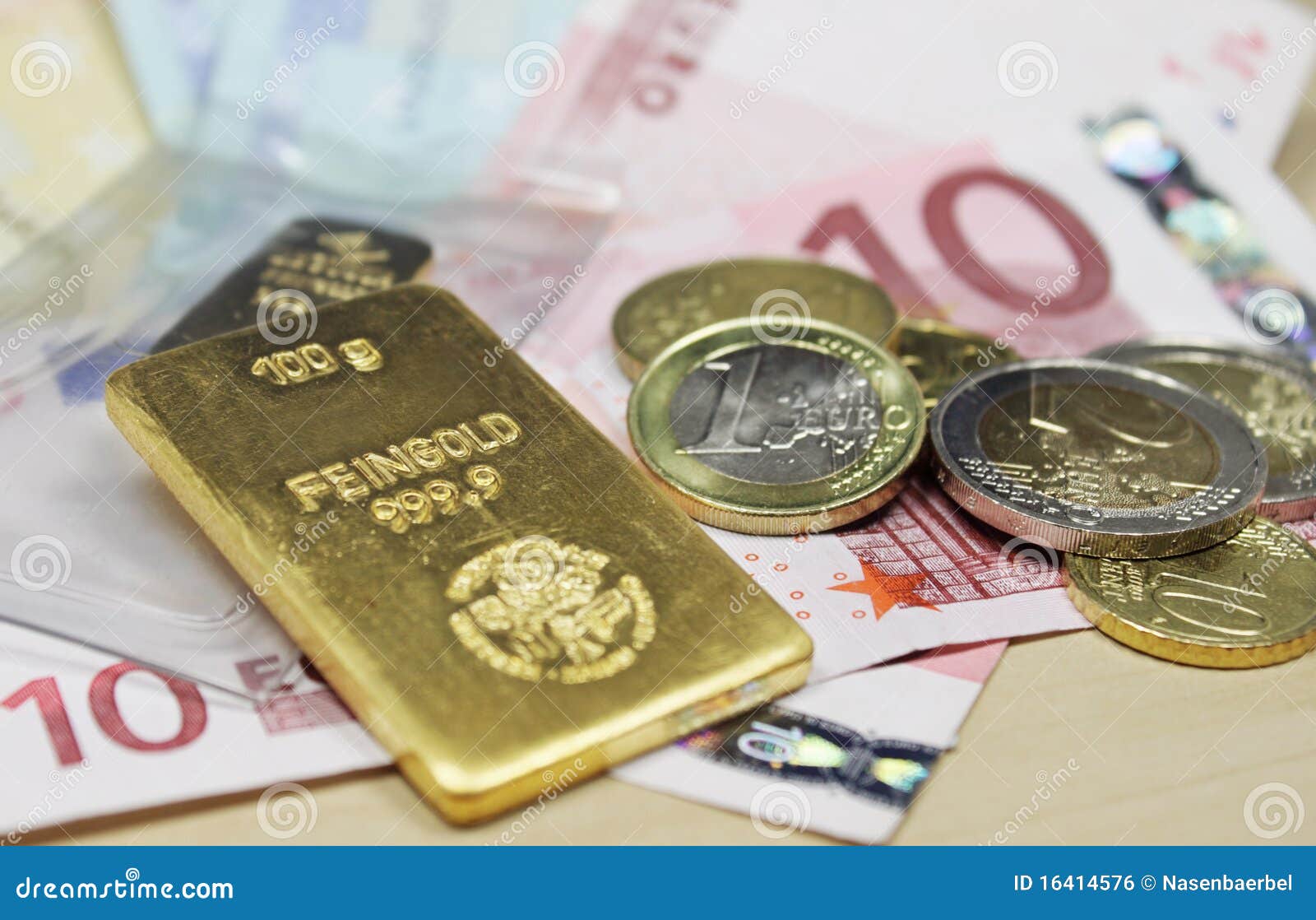 Goud en geld stock foto. Image of circus, baar, kapitaal - 16414576