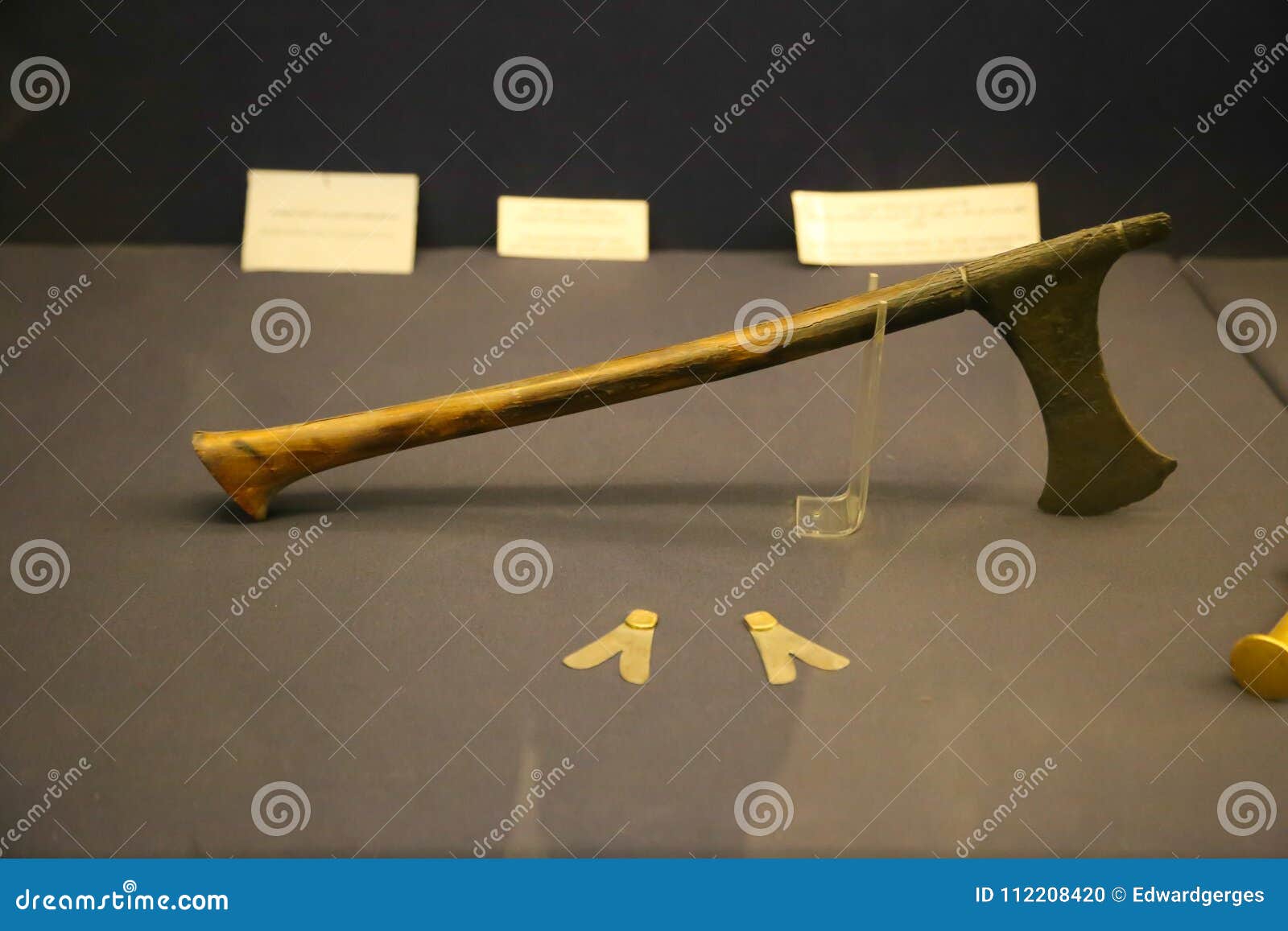 Gouden Bijl Van Douch-schat - Egyptisch Museum Redactionele Afbeelding ...