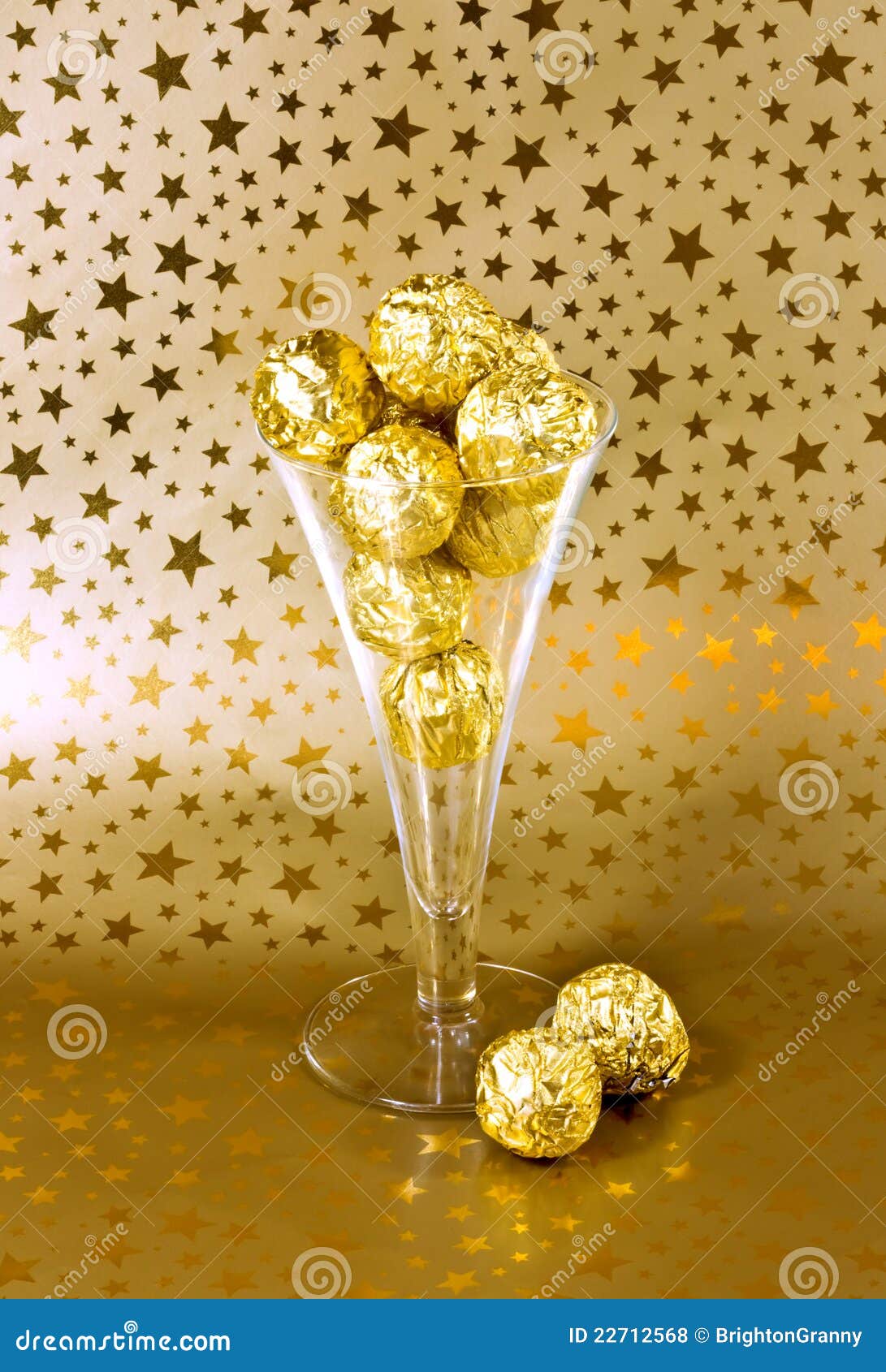 Gouden chocolade stock foto. Image of folie, melk, zuivelfabriek - 22712568