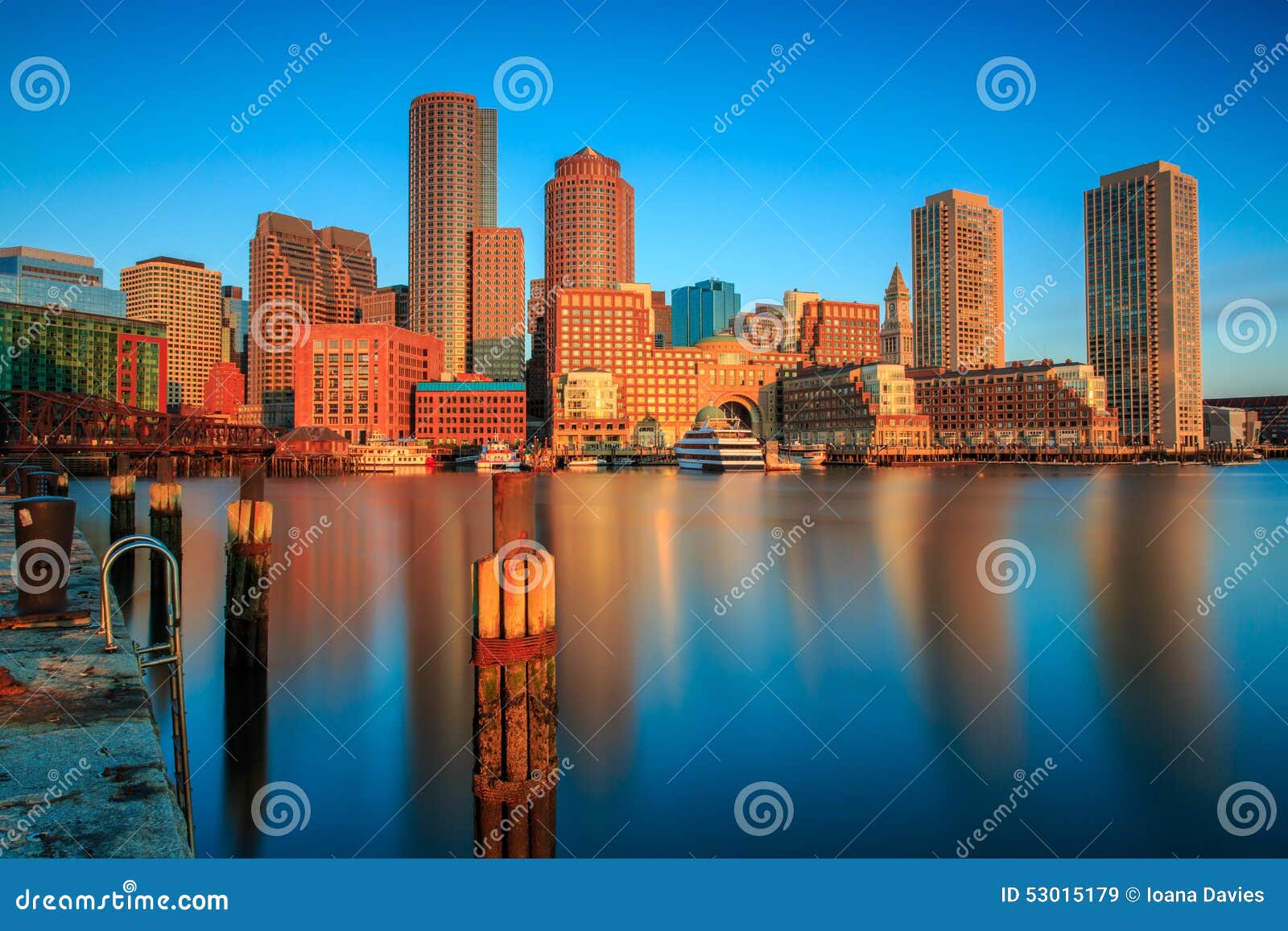 Gouden Dageraadlicht Op De Horizon Van Boston Stock Afbeelding - Image ...