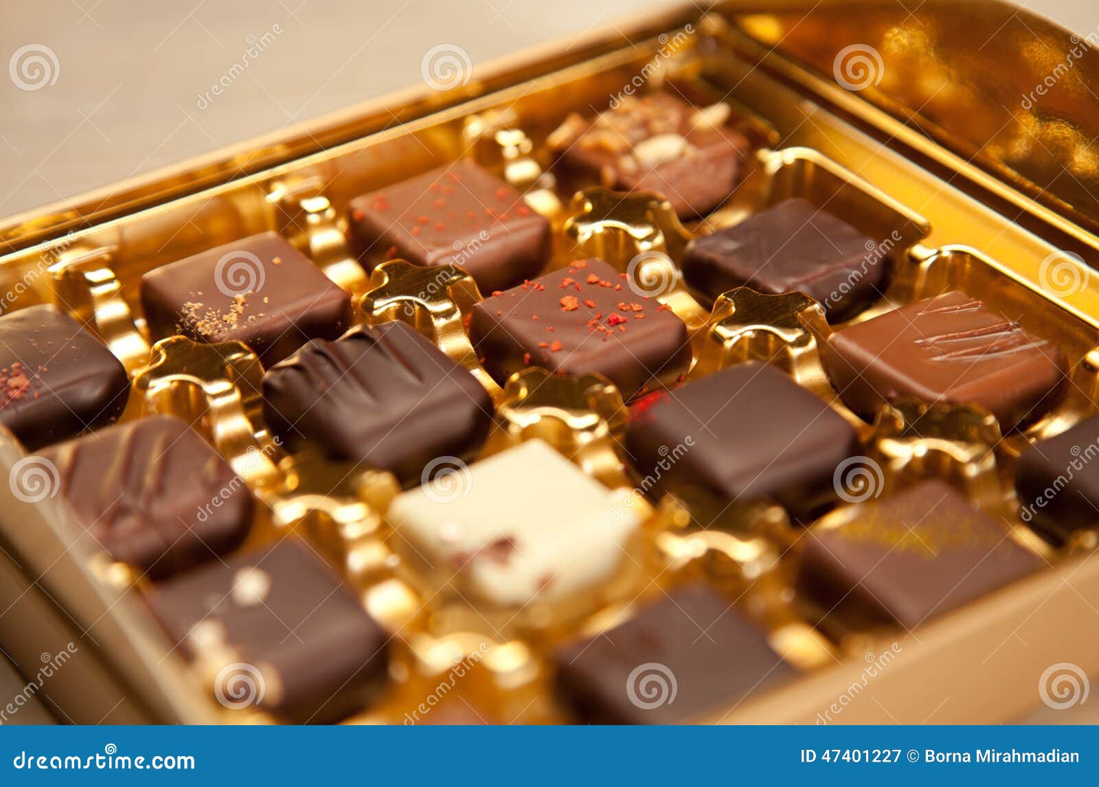 Gouden Doos Vierkante Gevormde Chocolade Stock Afbeelding - Image of ...