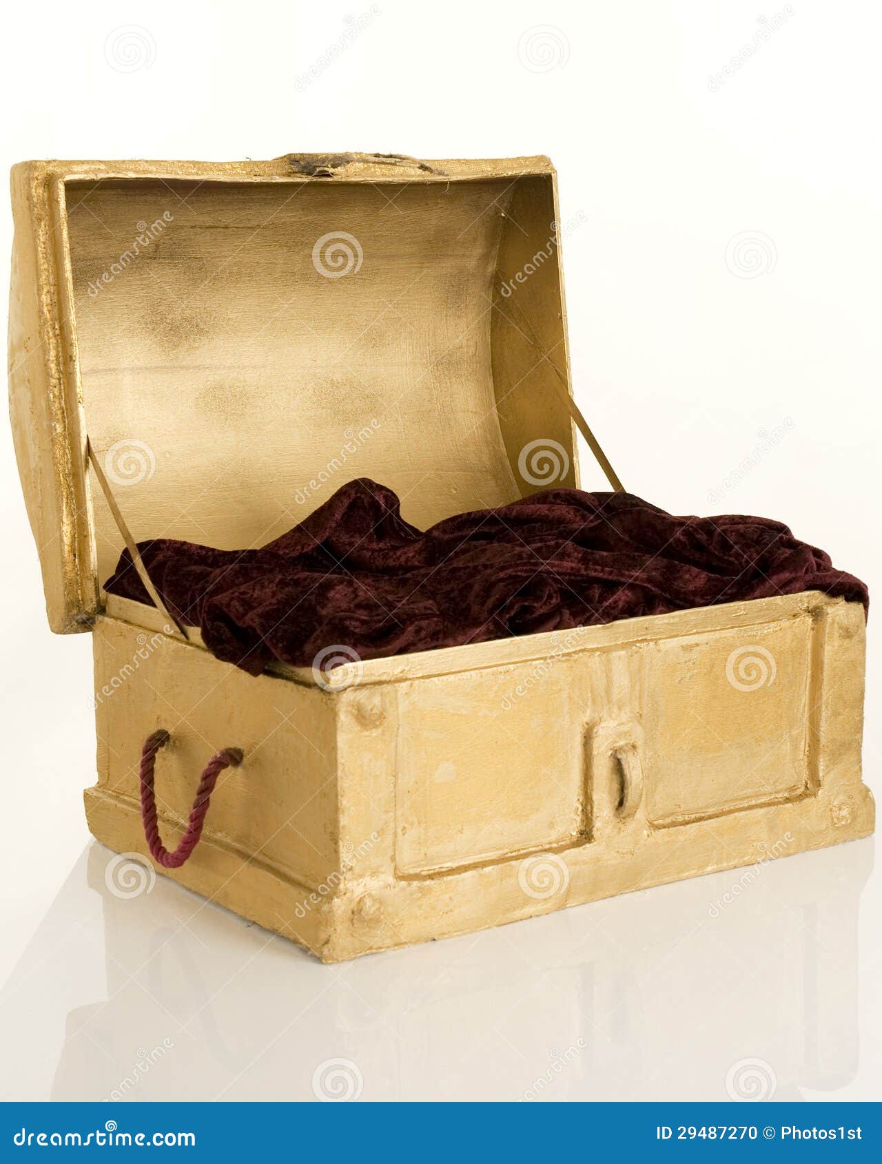 Gouden kist stock foto. Image of doos, kist, rood, schat - 29487270