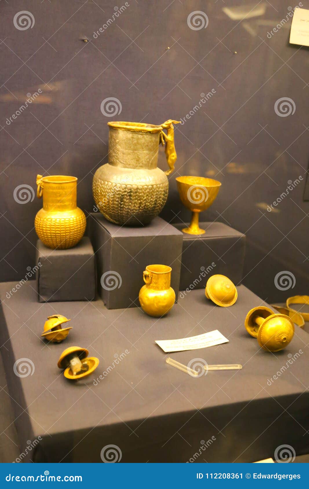 Gouden Kruiken Van Douch-schat - Egyptisch Museum Redactionele Foto ...