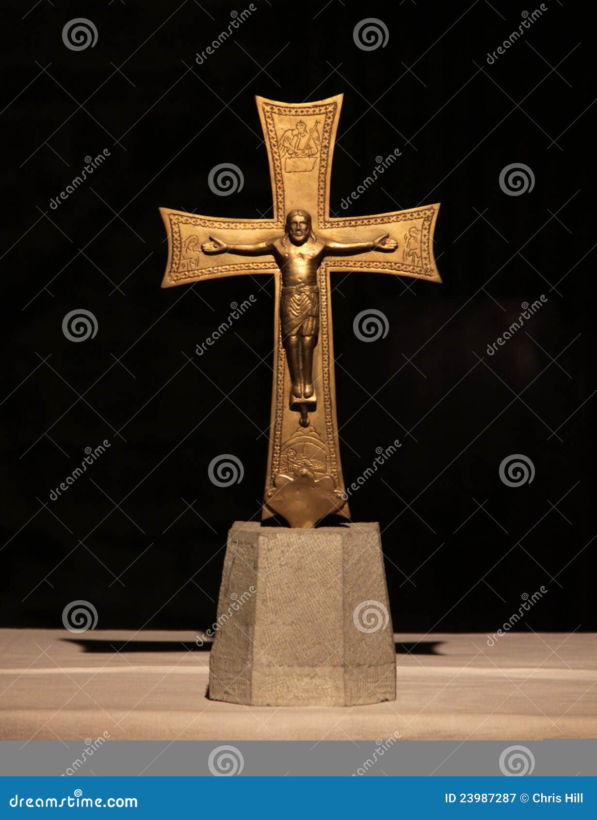 Gouden Kruis stock afbeelding. Image of vorm, middeleeuws - 23987287