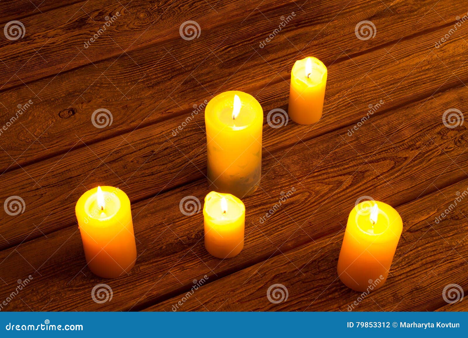 Gouden licht van kaarsvlam stock foto. Image of meditatie - 79853312